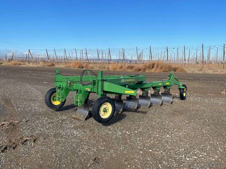 John Deere 995 Switch Bottom Plow - Booker Auction Company