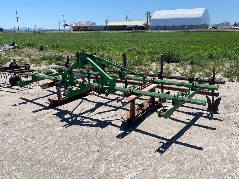 Custom 4 Row Bedder - Booker Auction Company