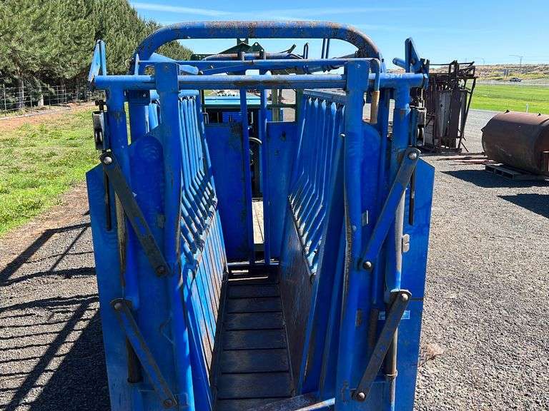 Priefert Squeeze Chute - Booker Auction Company