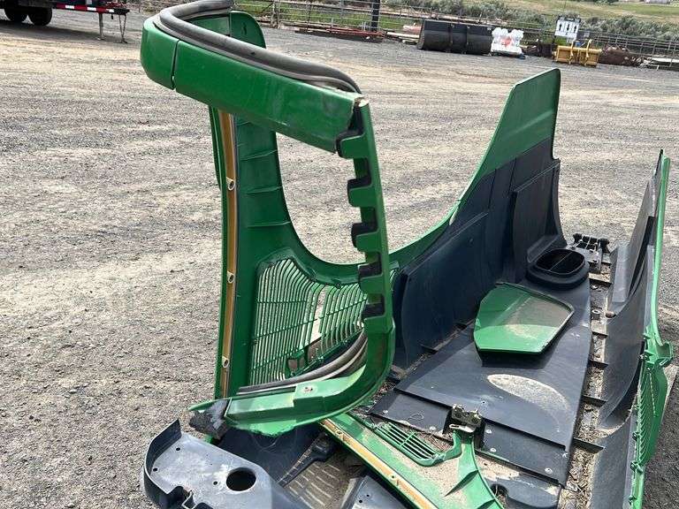 John Deere 8420 Hood - Booker Auction Company