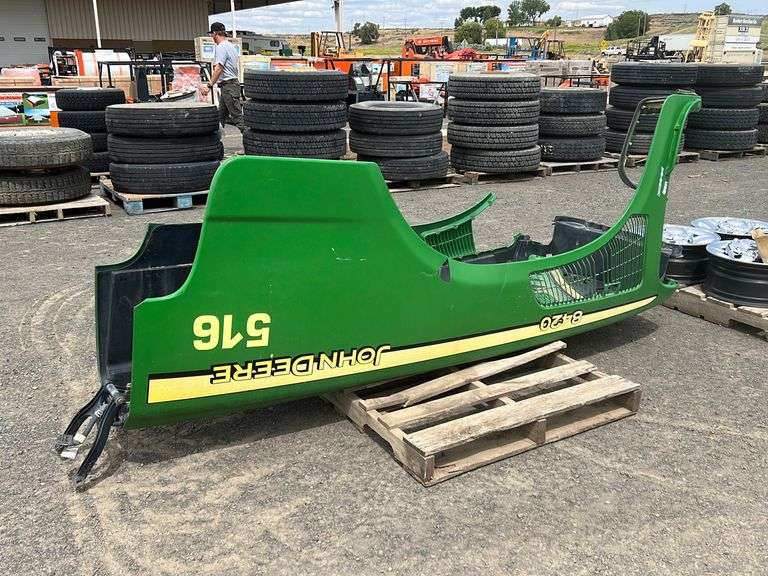 John Deere 8420 Hood - Booker Auction Company