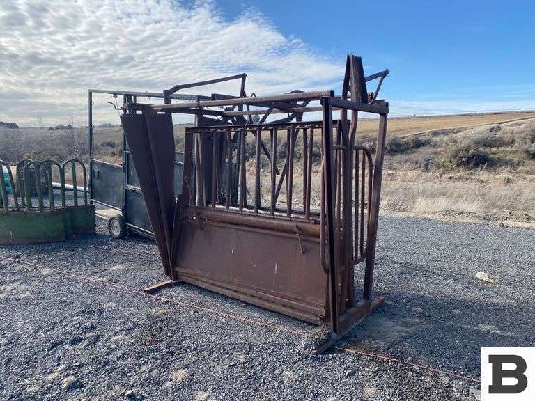 Powder River Squeeze Chute - Booker Auction Company