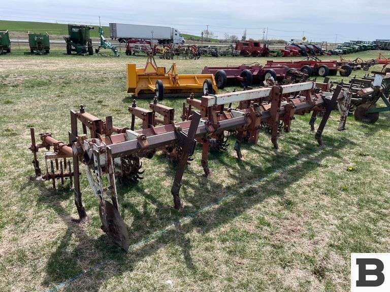 Lilliston 6 Row Rolling Cultivator - Booker Auction Company