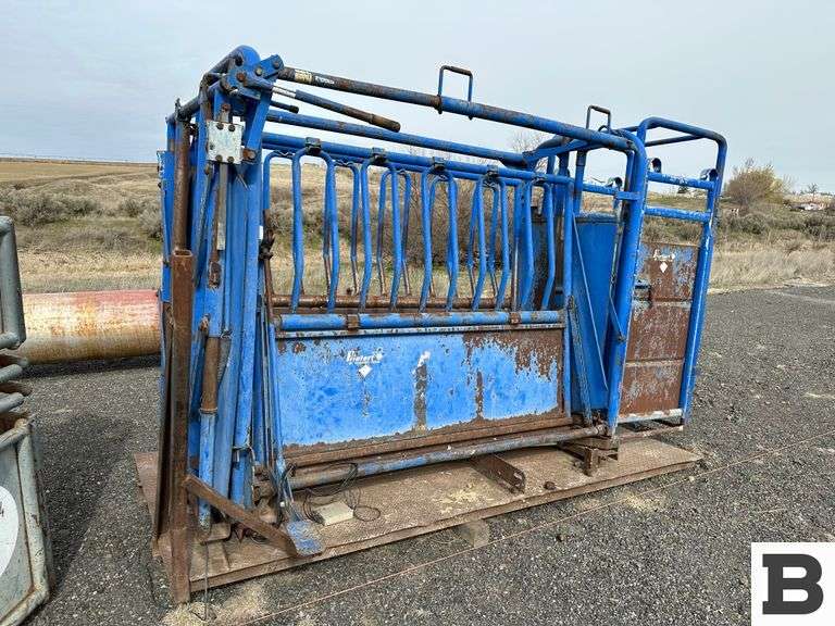 Priefert Model 93 Squeeze Chute - Booker Auction Company