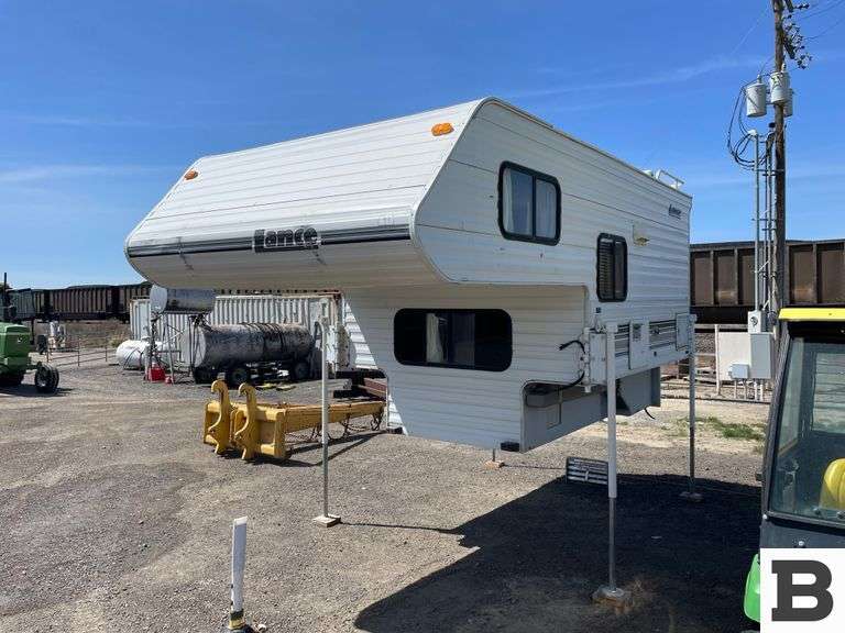 1999 Lance 815 Lite Truck Camper - Booker Auction Company