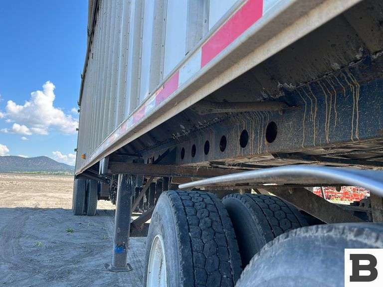 2000 Western Commodity Plus Belt Trailer - Booker Auction Company