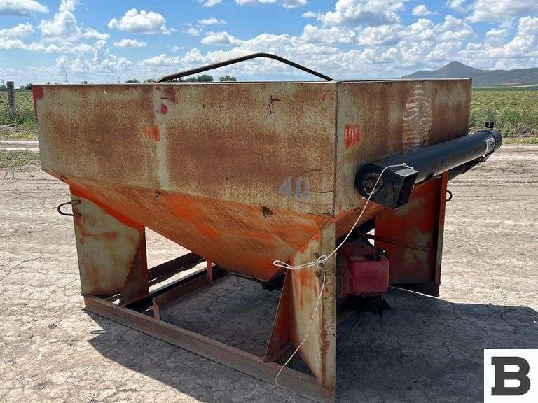 Dry Fertilizer Tender Box - Booker Auction Company