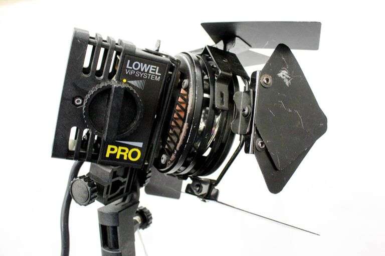 Lowell ViP System Pro iLight with tri-pod base pole stand - photography ...
