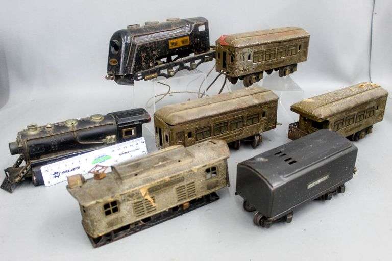 Vintage 1930s Lionel Train set with Locomotive and other cars and parts ...