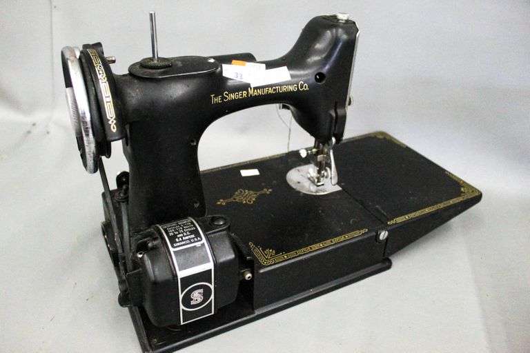 Vintage Singer sewing machine, catalog 3-110, 14.5"x10", belt needs ...