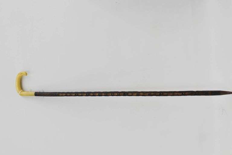1920s carved wooden shaft walking stick cane - Bunting Online Auctions