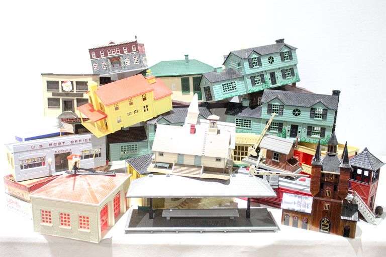 Collection of model train buildings and other - Lionel and other ...