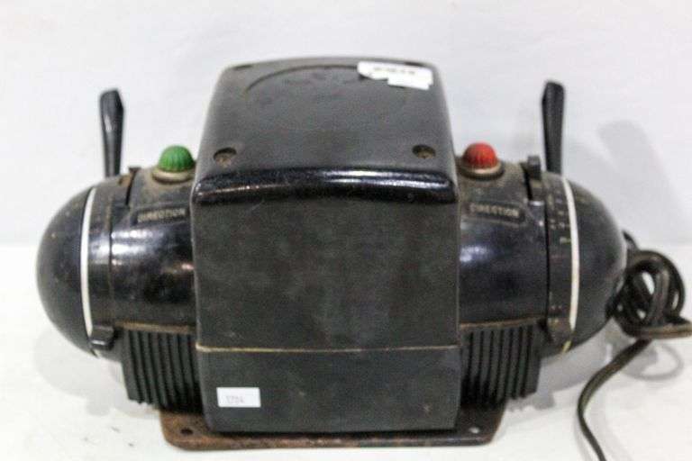 Lionel Vintage 4-Train Transformer - c. 1950s - Bunting Online Auctions