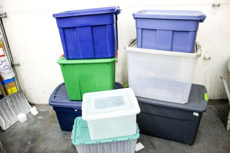 Rubbermaid Roughneck and others. Collection of storage tubs with lids ...