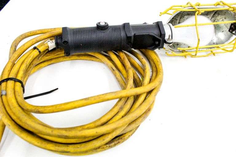 Heavy Duty Incandescent Hanging Utility Light. - Bunting Online Auctions