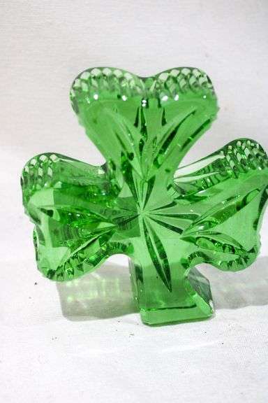Waterford crystal Green Shamrock paperweight - Bunting Online Auctions
