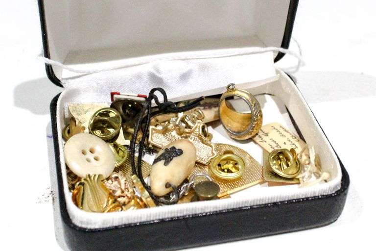 Collection of trinkets and buttons - Bunting Online Auctions