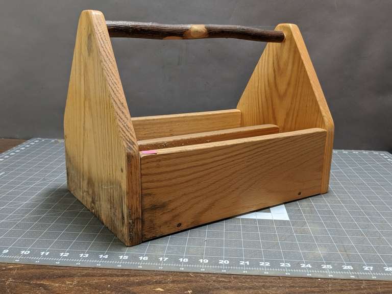 AMISH MADE RUSTIC TOOL CRATE - Bid On Estates