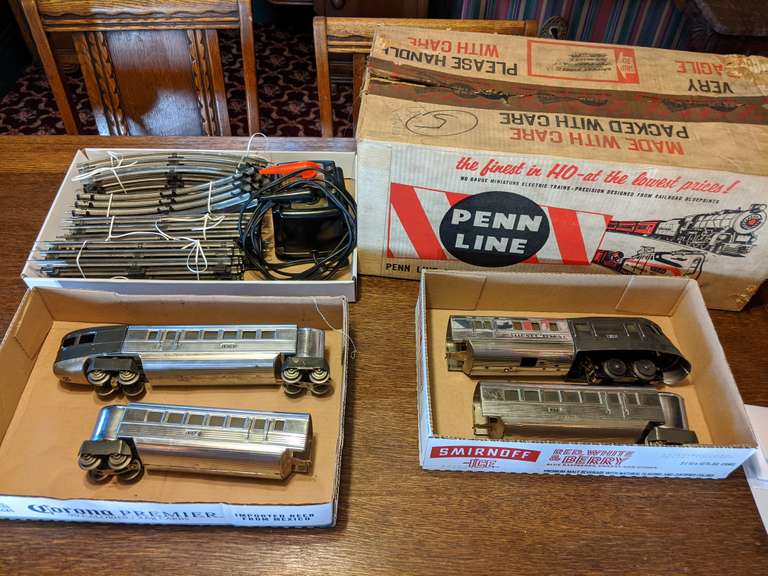 Pre-War Lionel Model Train Set. Flying Yankee Locomotive, Cars ...