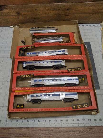 HO Model Railroad Cars. Tyco Streamliner Limited for Baltimore & OH ...