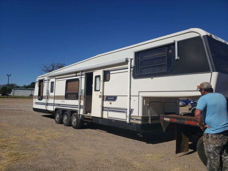 Imperial 40ft Camper NEEDS TLC - Bonnette Auctions