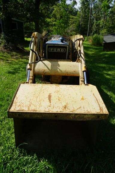 Ford 3600 Tractor with Front End Loader DOES NOT RUN - Bonnette Auctions