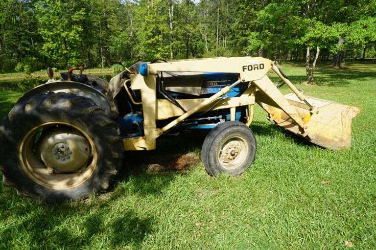 Ford 3600 Tractor with Front End Loader DOES NOT RUN - Bonnette Auctions