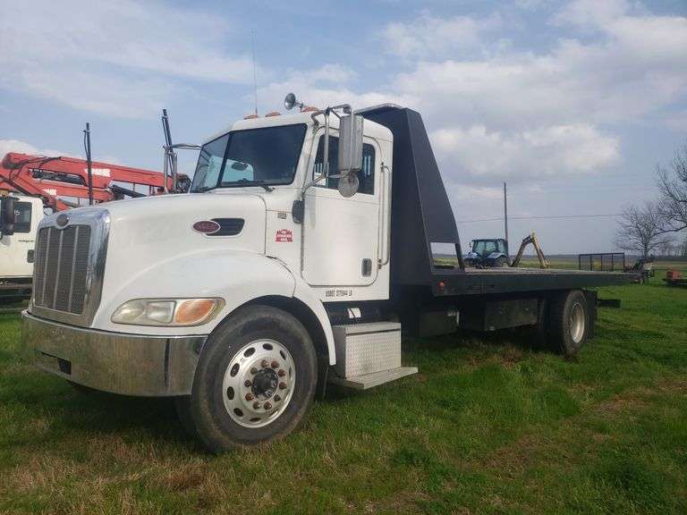 '08 Peterbilt 335 Rollback Wrecker - Bonnette Auctions
