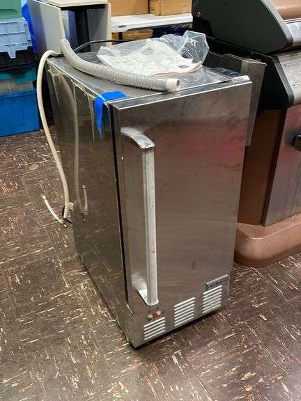 Fire magic automatic outdoor icemaker model number 3593. Powered on and ...