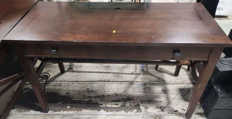 Computer Desk with Built in Electronic Plugs - Prime Time Auctions, Inc.