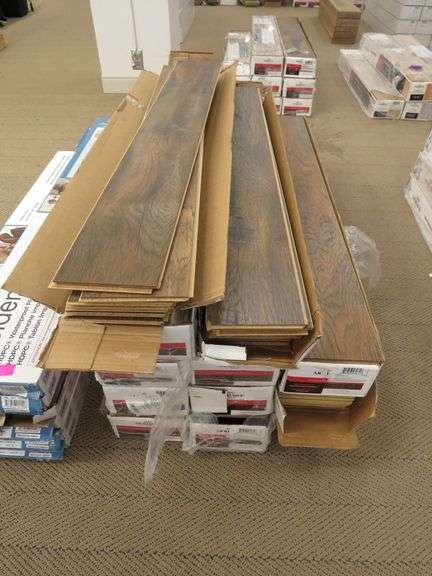 12) Mohawk Townview Oak Laminate Wood Flooring - Prime Time Auctions, Inc.