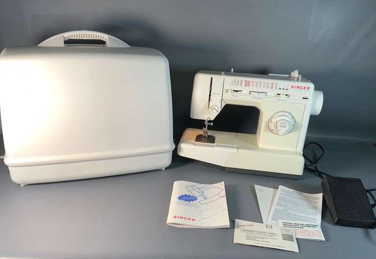Singer Electronic Control Sewing Machine with Carrying Case and Book ...
