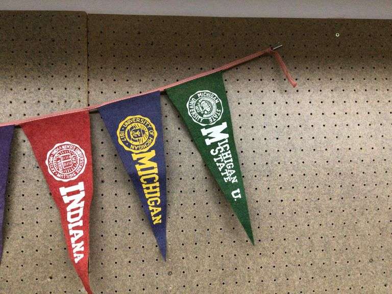 ORIGINAL NCAA BIG 10 MINI-PENNANTS - Currie Auction Service