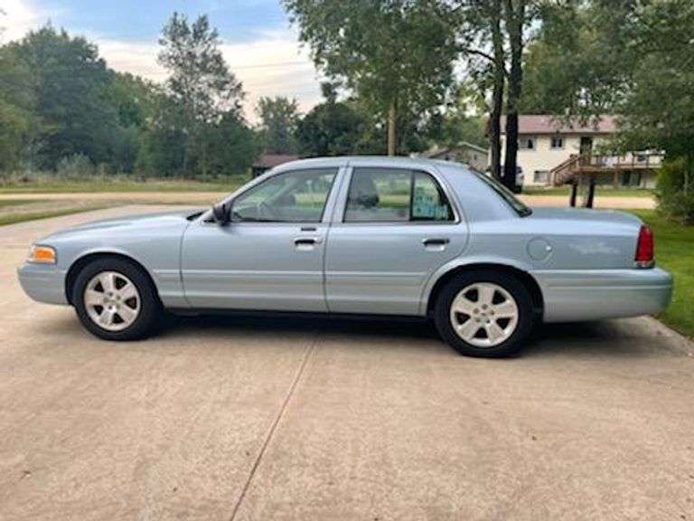2008 CROWN VICTORIA - Currie Auction Service