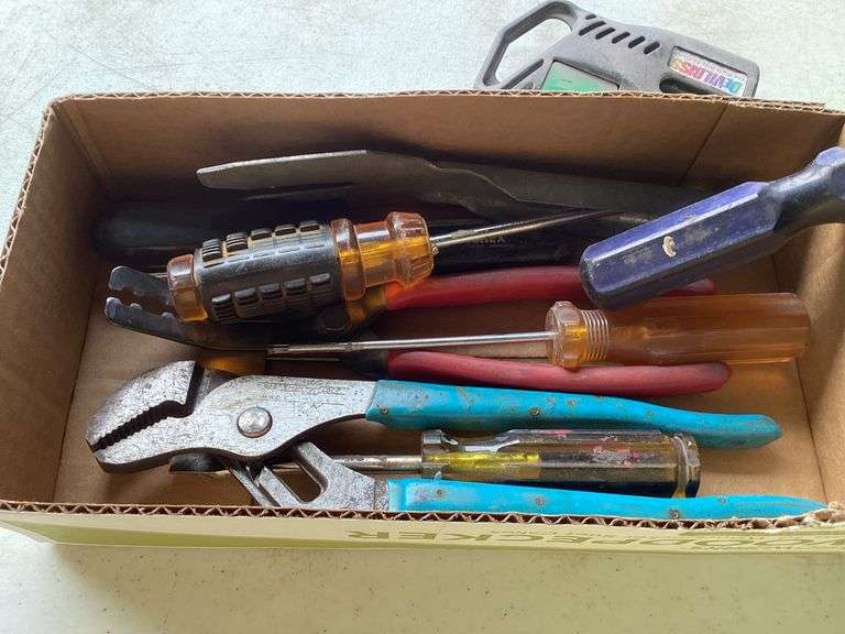 ASSORTED SCREWDRIVERS & PLIERS - Currie Auction Service
