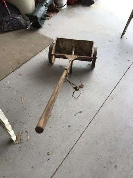 VINTAGE SEED SPREADER - Currie Auction Service