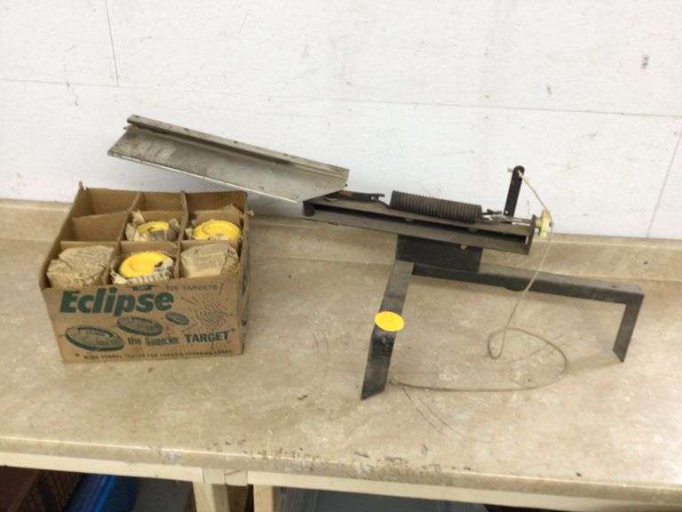 OUTERS TARGET TRAP CLAY TARGET THROWER AND BOX WITH CLOSE TO 80 TARGETS ...