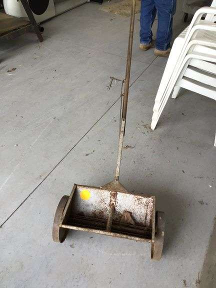 VINTAGE SEED SPREADER - Currie Auction Service