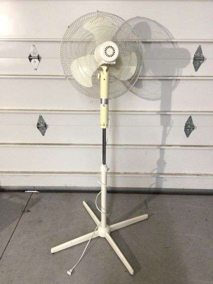 FEATURE COMFORTS ADJUSTABLE OSCILLATING FAN - Currie Auction Service