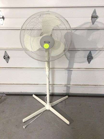 FEATURE COMFORTS ADJUSTABLE OSCILLATING FAN - Currie Auction Service
