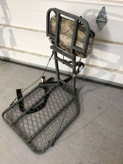 BIG DOG TREE STAND - Currie Auction Service