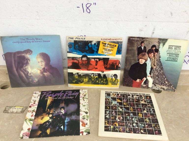 5 VINTAGE ALBUMS - Currie Auction Service