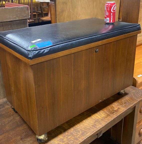 Lane mid-century modern cedar chest bench - Dixon's Auction at Crumpton