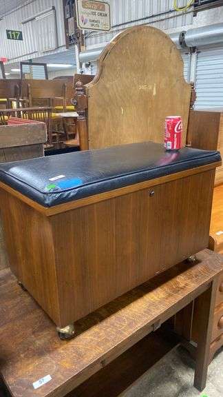 Lane mid-century modern cedar chest bench - Dixon's Auction at Crumpton
