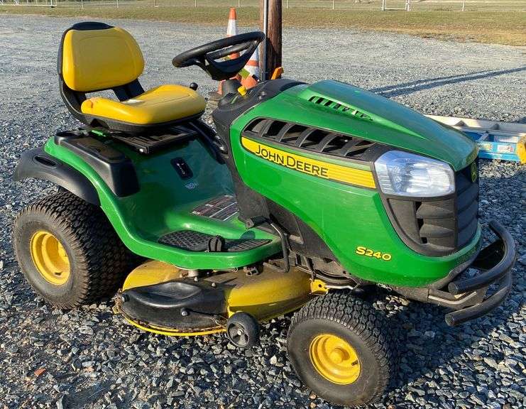 John Deere S240 lawn tractor 120 hours, new battery 100% functional ...