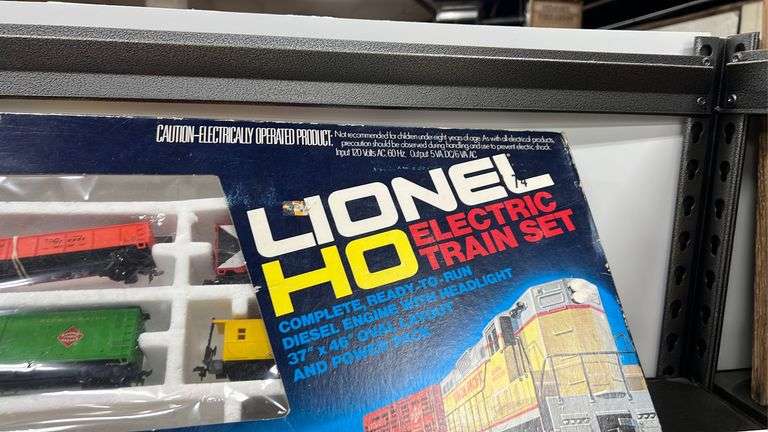 Lot Lionel HO Train Set + Cars - Dixon's Auction at Crumpton
