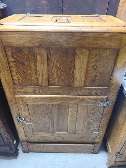 Antique oak ice chest - Dixon's Auction at Crumpton