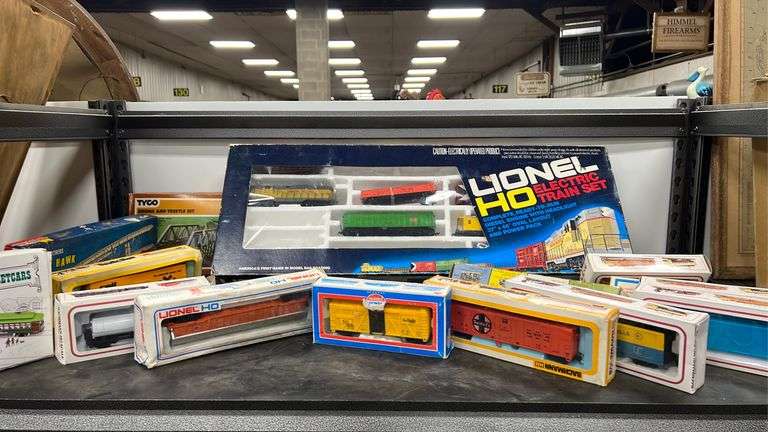 Lot Lionel HO Train Set + Cars - Dixon's Auction at Crumpton