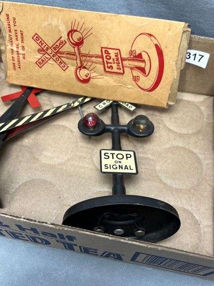 2 VIntage MARX train signals - Dixon's Auction at Crumpton