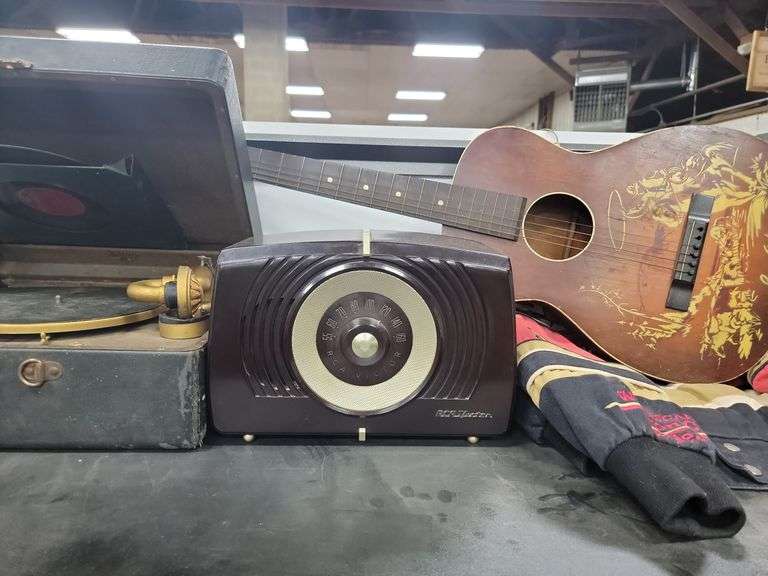 Antique Victoria Record Player, Gene Autry Guitar, RCA Victor radio ...